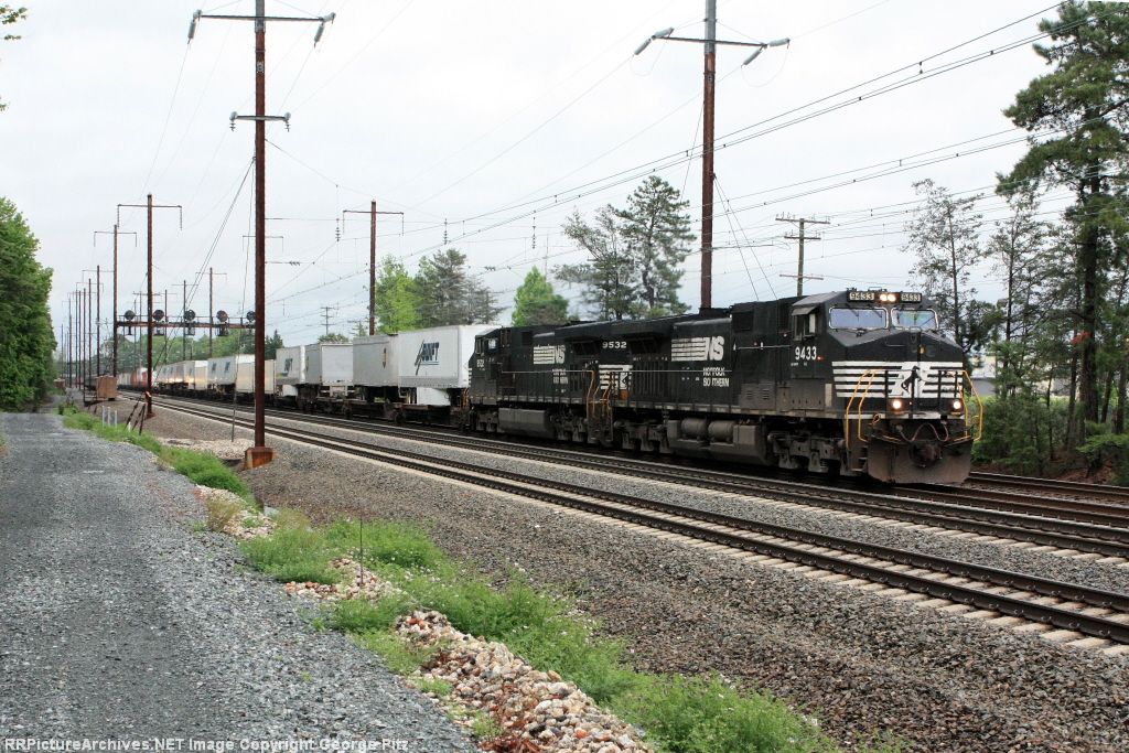 NS 9433 and train 24M